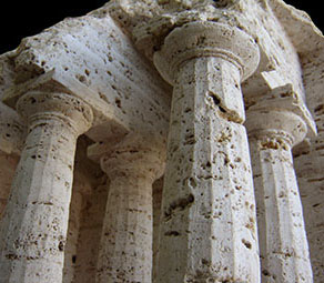 space_with_doric_columns